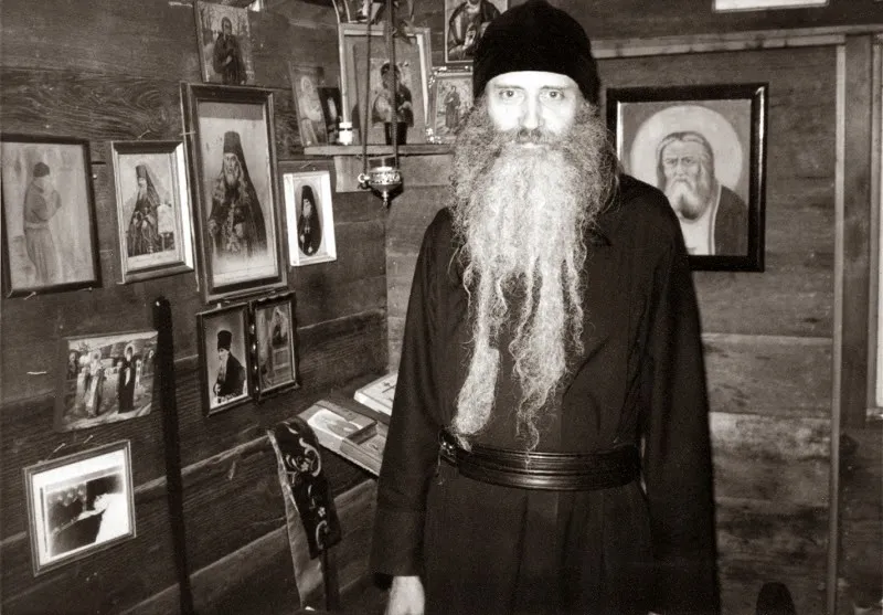 Π. Σεραφείμ Ρόουζ: Ό,τι άρχισε στη Ρωσία θα τελειώσει στην Αμερική ...