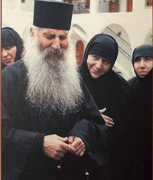 «Θα σας πω κάτι που είδα. Είδα, λοι­πόν, ότι ευρέ­θη­κα σε μία εξέ­δρα ...